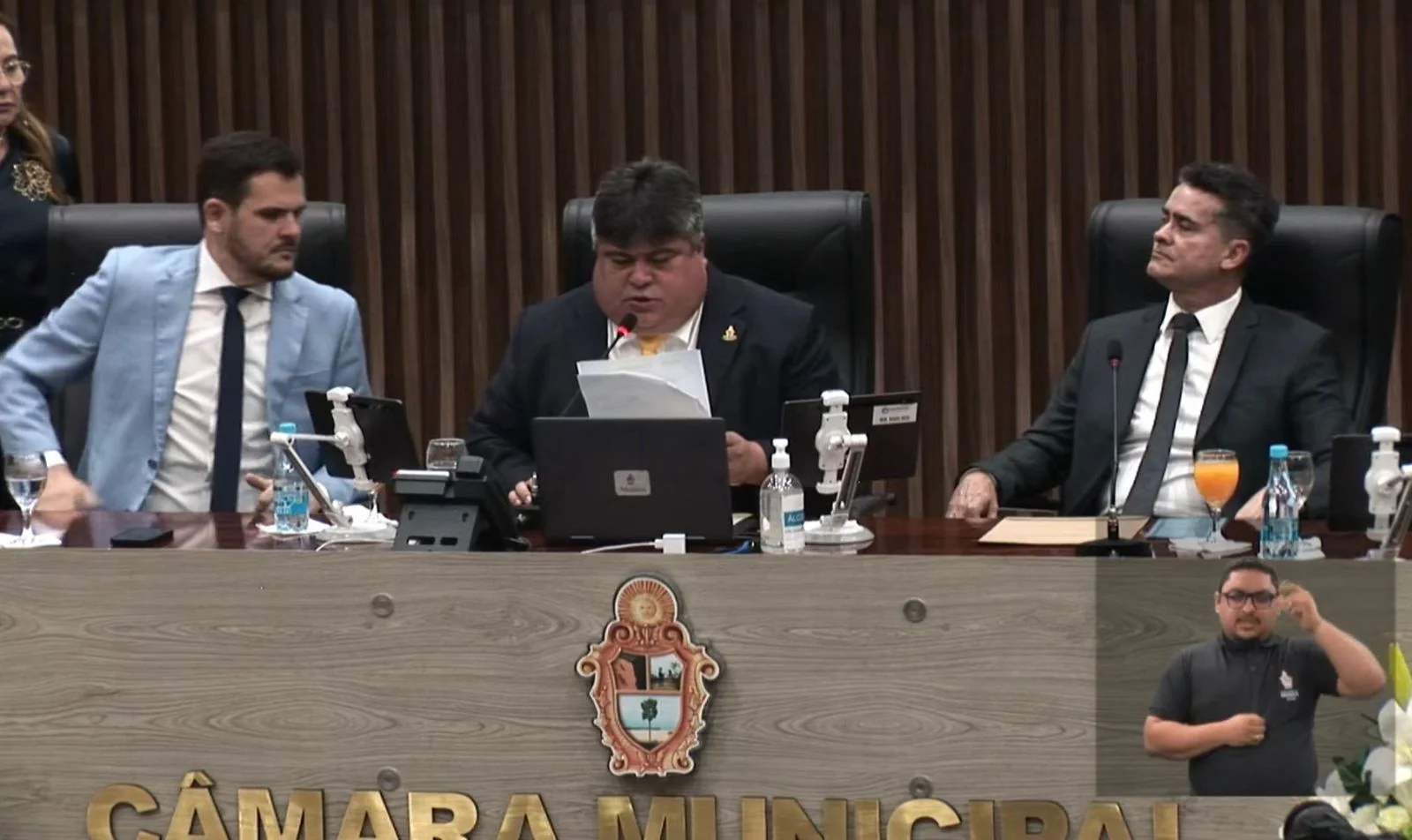 Na CMM, David Almeida renuncia à Prefeitura de Manaus e Renato Junior ...